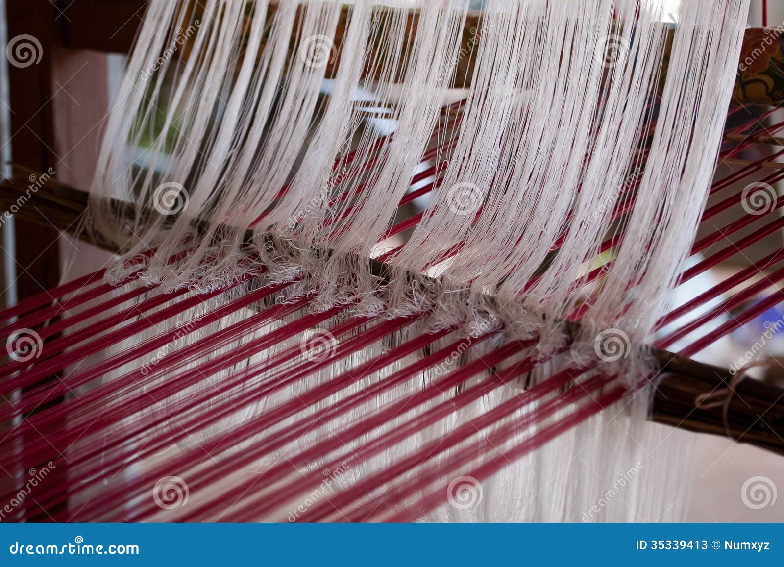 Proceso De Tejer La Seda Tailandesa Imagen de archivo - Imagen de fondo ...
