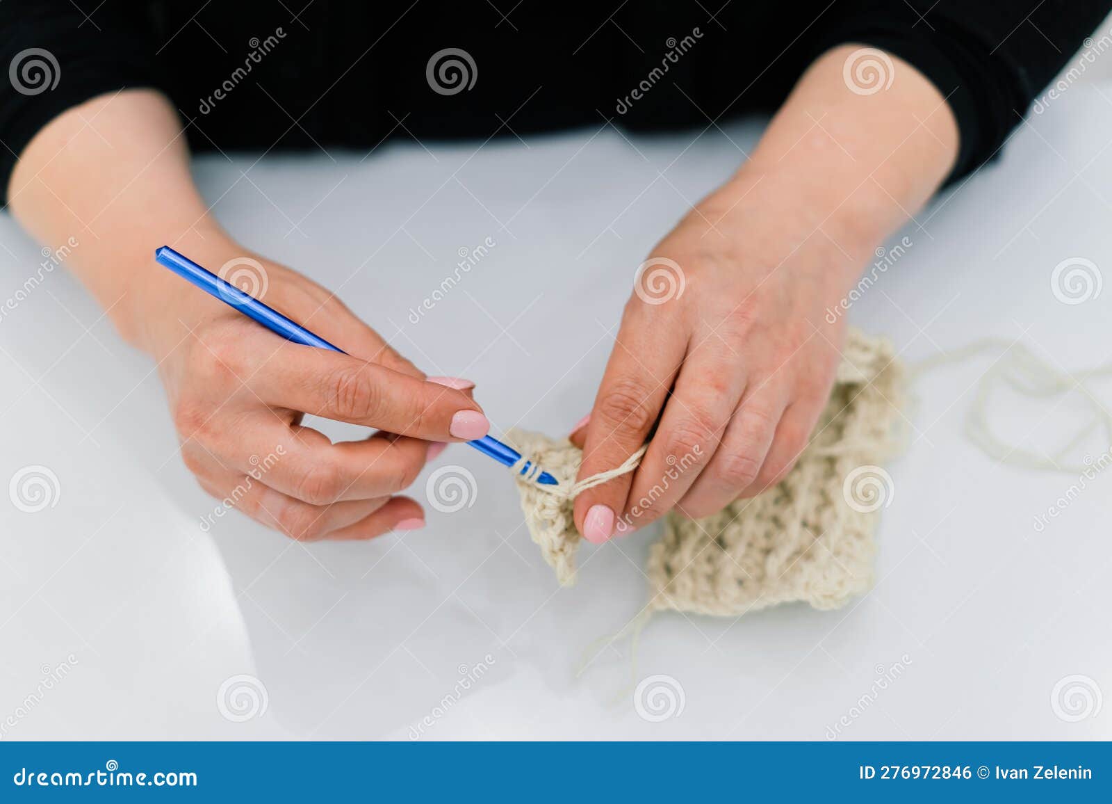 Proceso De Tejido Aislado En Manos Hembras Blancas Foto de archivo ...