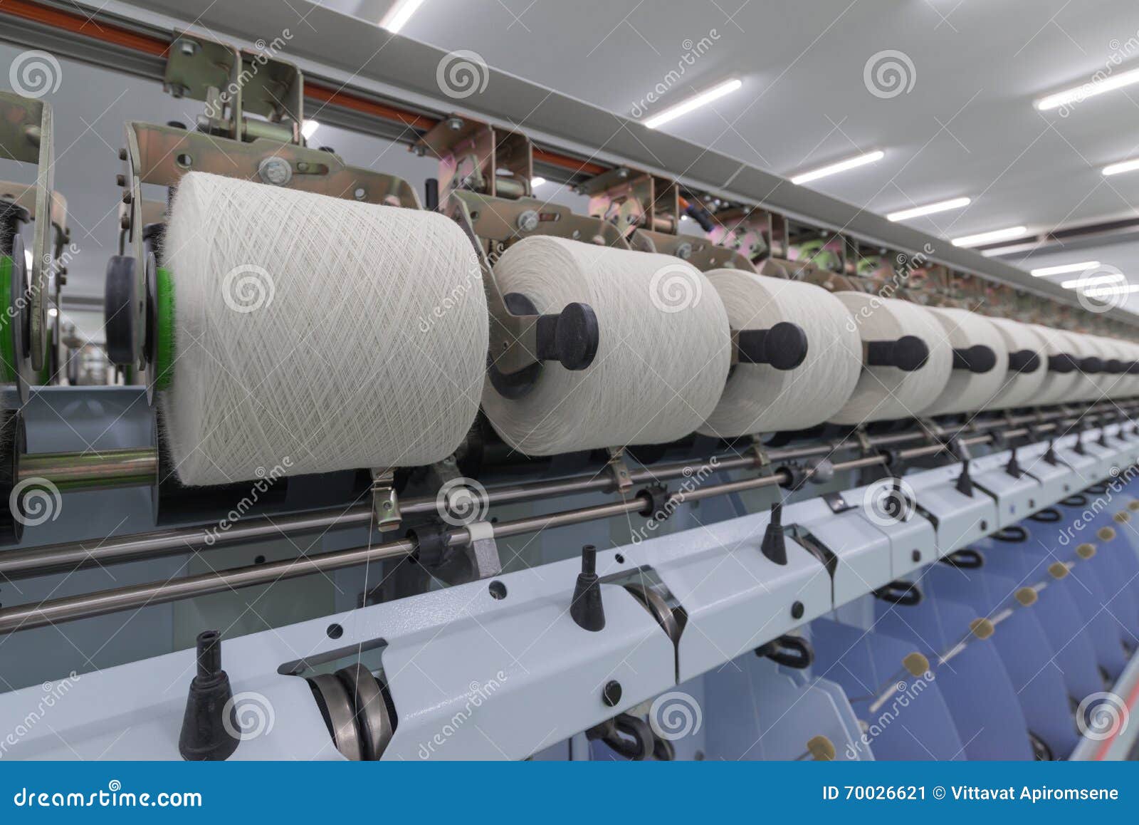 Proceso Del Giro Del Hilado Imagen de archivo - Imagen de lanas ...