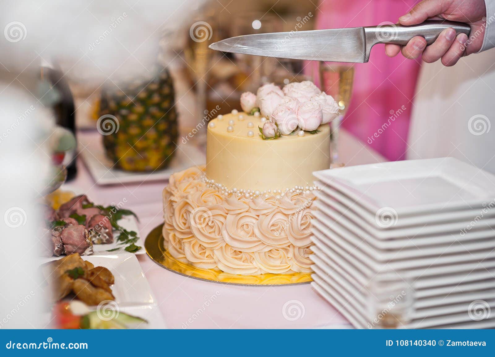 Dividing The Cake Royalty-Free Stock Photo | CartoonDealer.com #16541655
