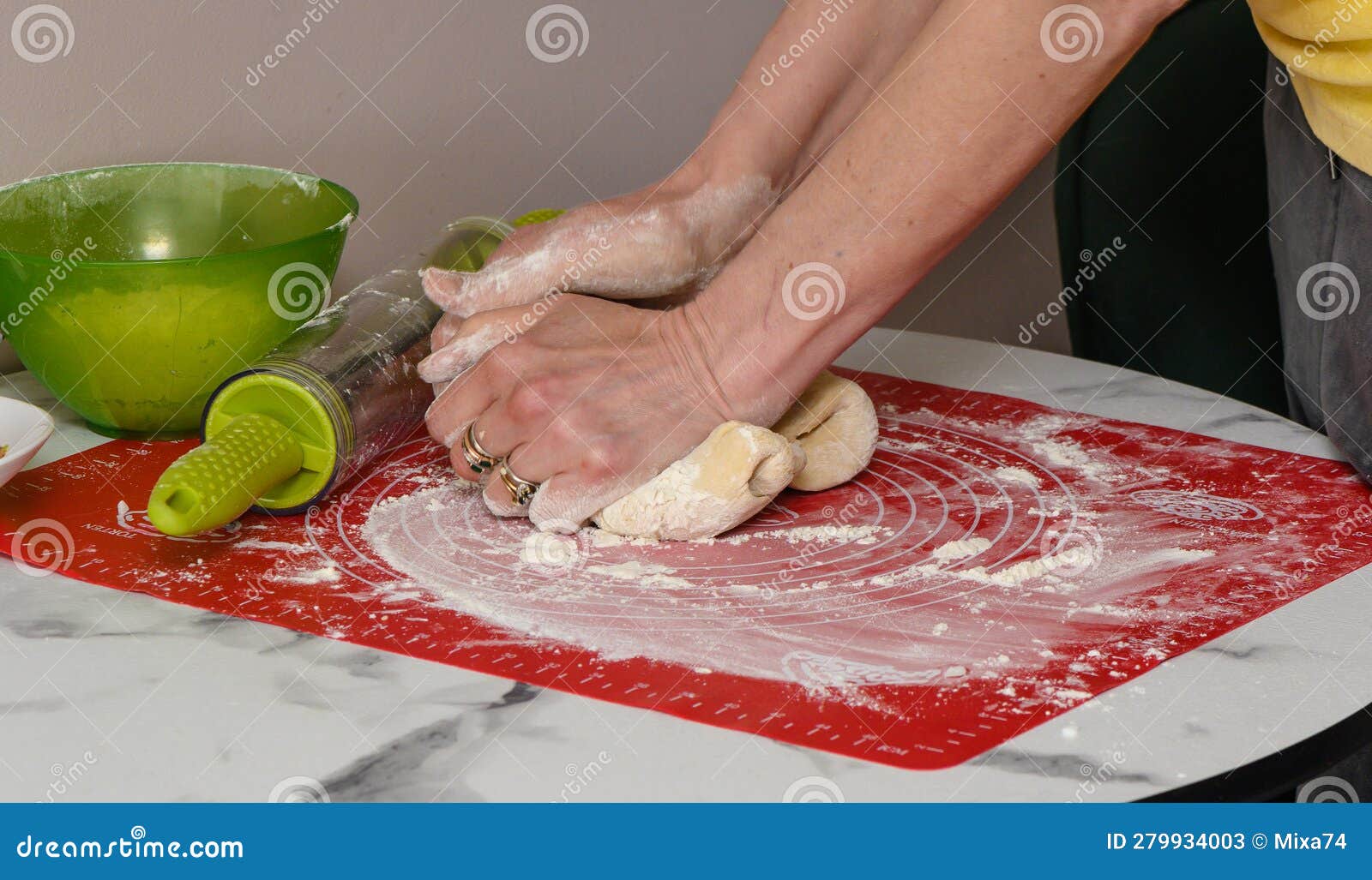 Process of Making Chinese Traditional Transparent Dumplings 5 Stock ...