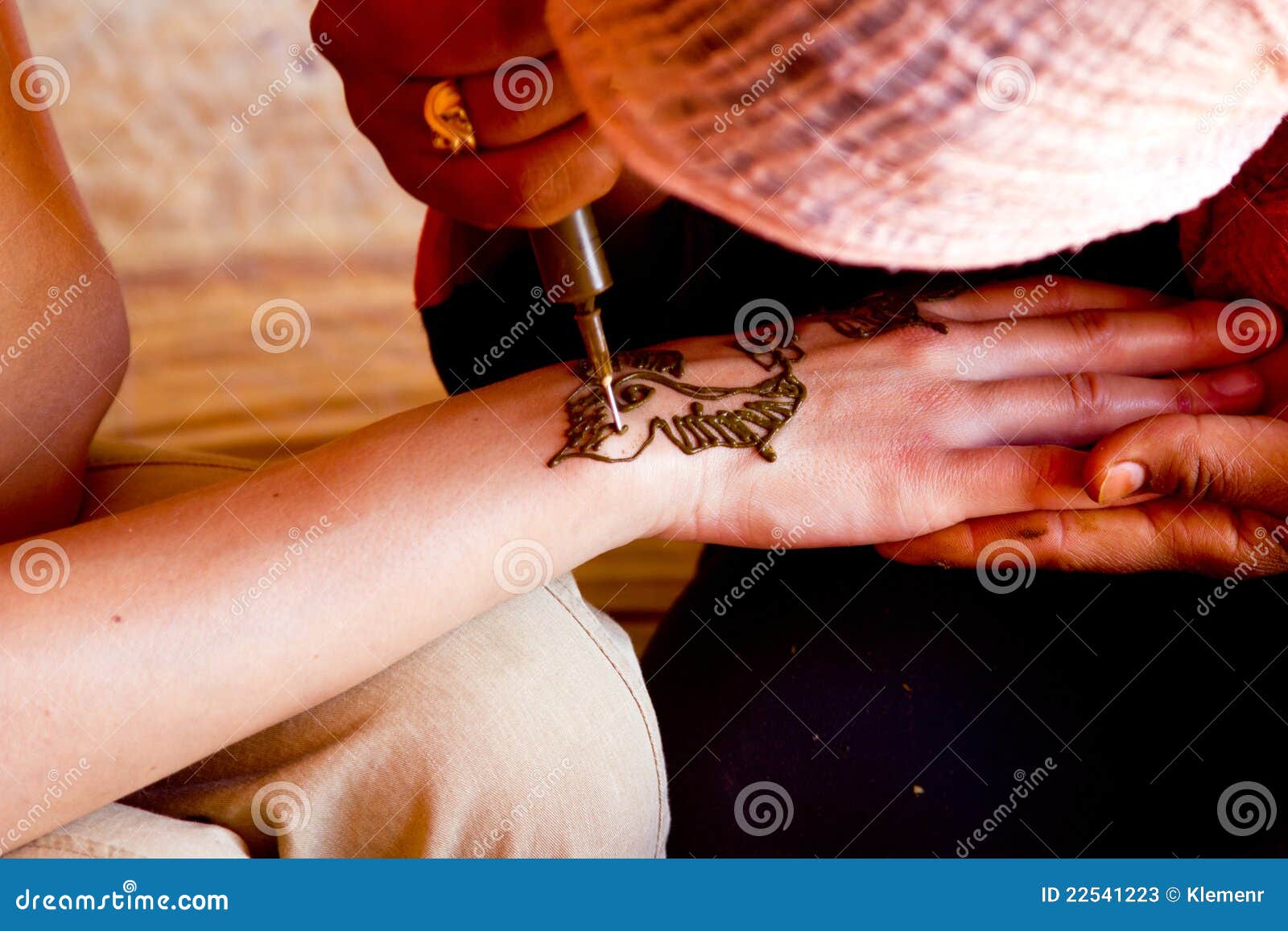 In Process of Making Henna Hand Stock Image - Image of girl, cosmetic ...