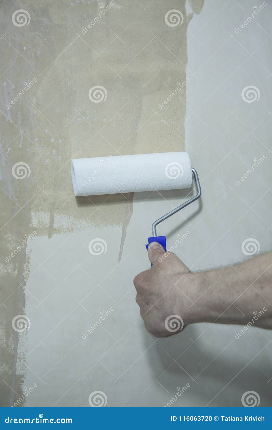 The Process Of Priming A Plastered Surface. Concrete Floor Primer To ...
