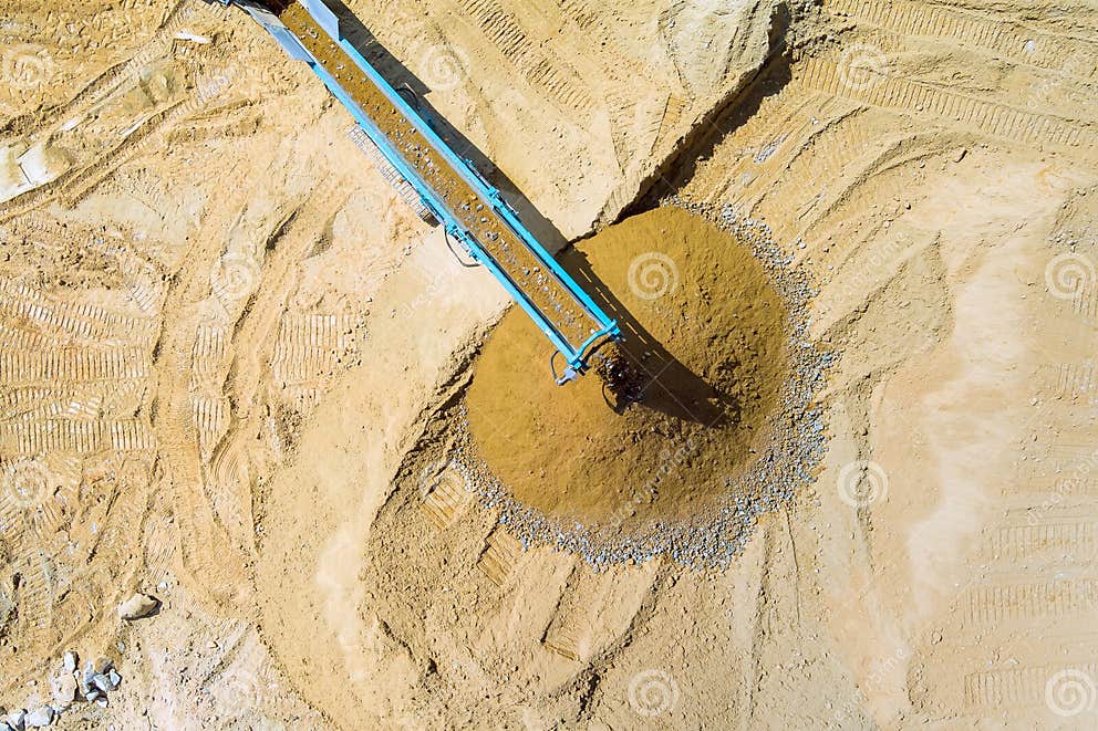 Processing Crushed Cone Type Rock Crusher, Conveying Granite Gravel ...