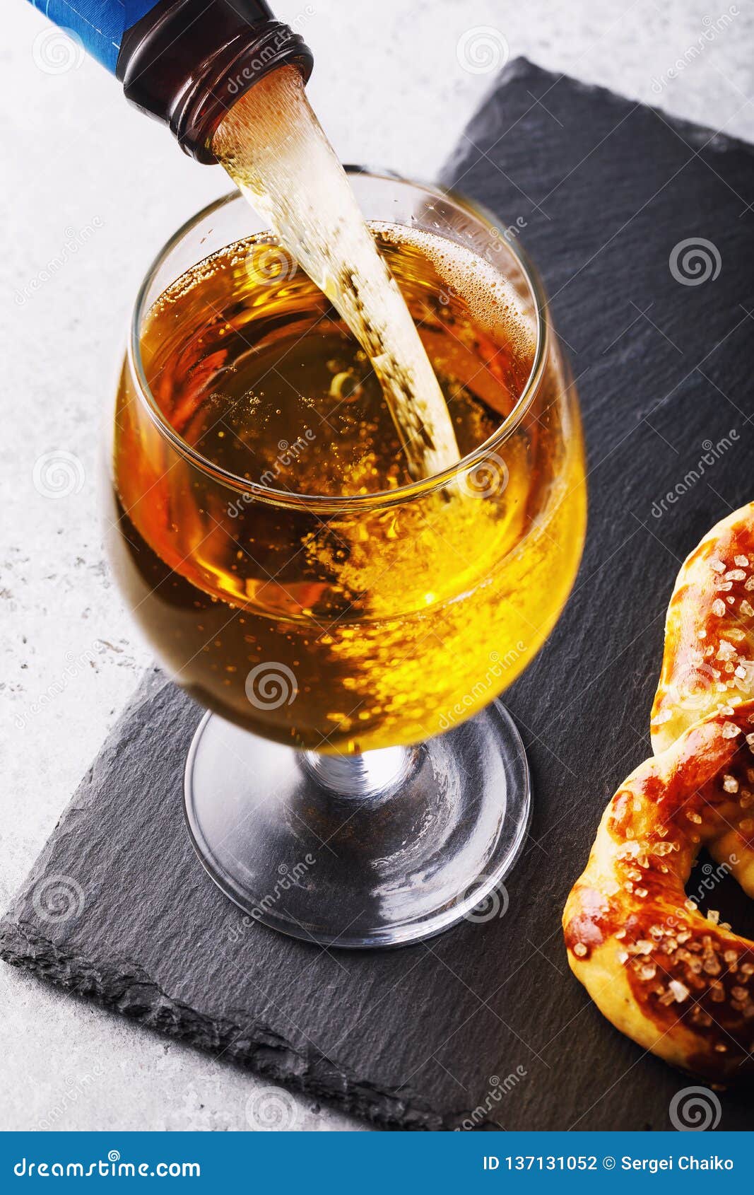 Processo De Derramar a Cerveja Clara Em Um Vidro Foto de Stock - Imagem ...