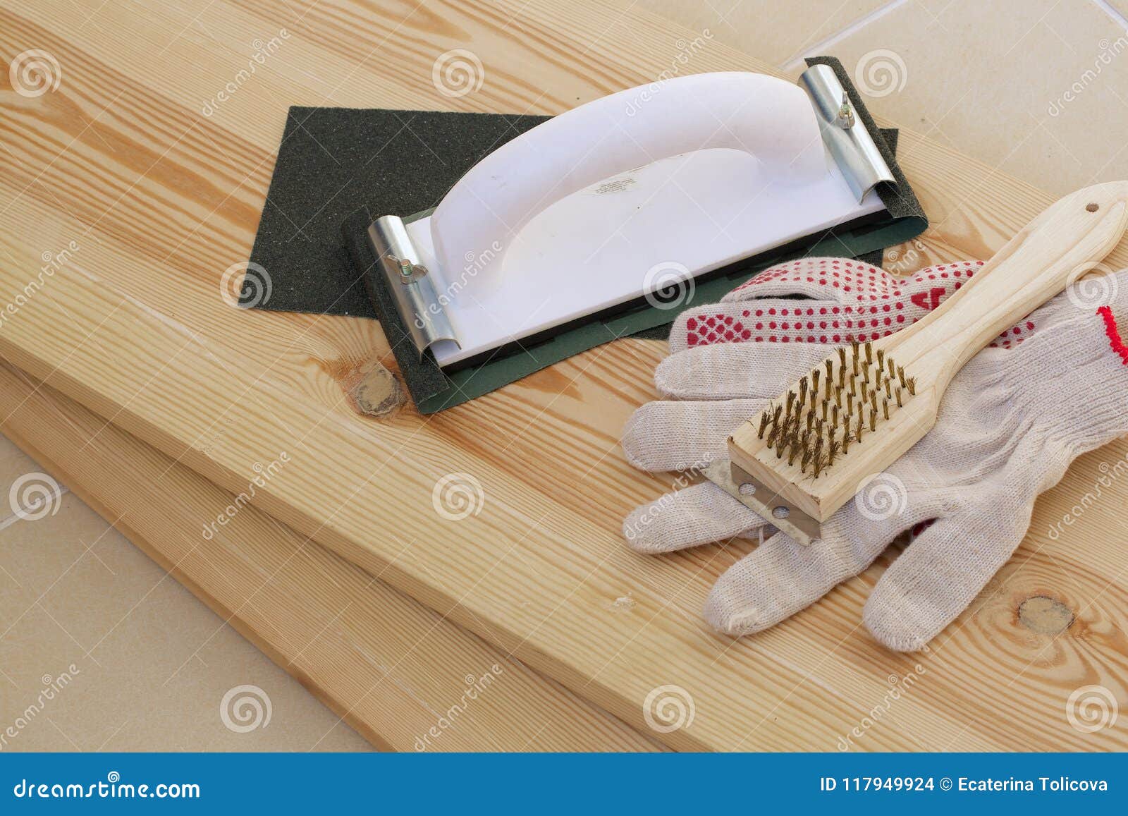 Processo De Lustrar a Madeira Antes De Pintar Foto de Stock - Imagem de ...