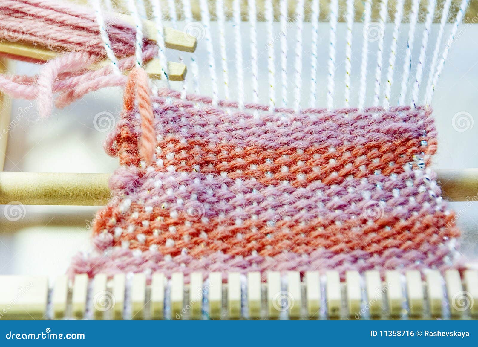 Processo de tecelagem foto de stock. Imagem de artesanato - 11358716