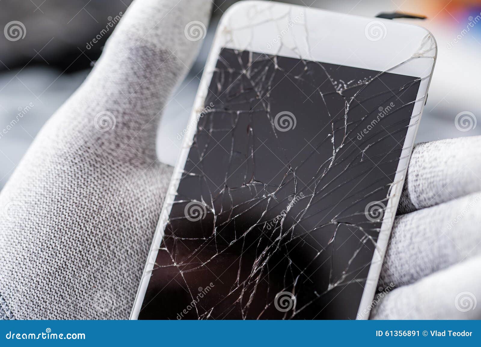 Processo Del Telefono Cellulare Con Lo Schermo Rotto Immagine Stock ...