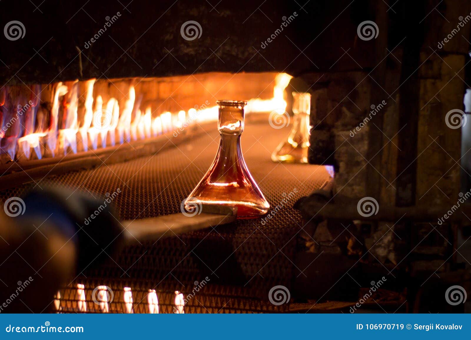Processus De Fabrication De Fabrications Du Verre Image stock - Image ...