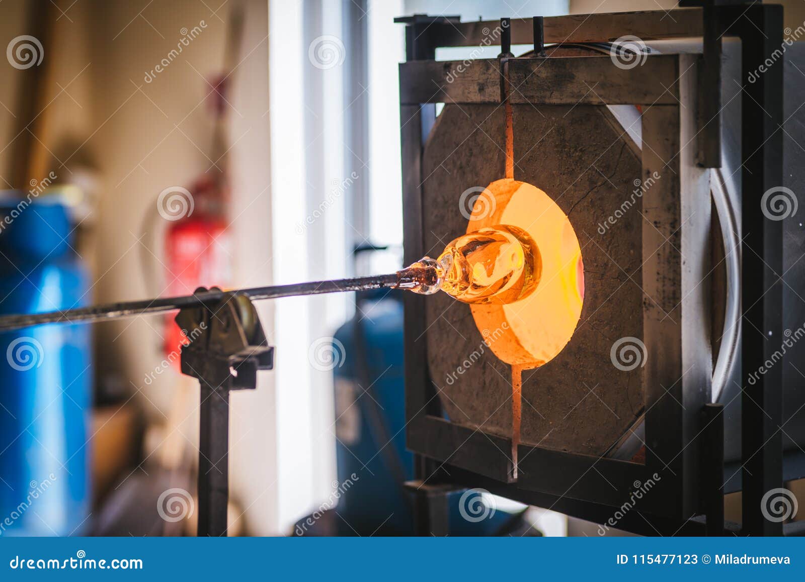 Processus De Fabrication De Verre Image stock - Image du rouge ...