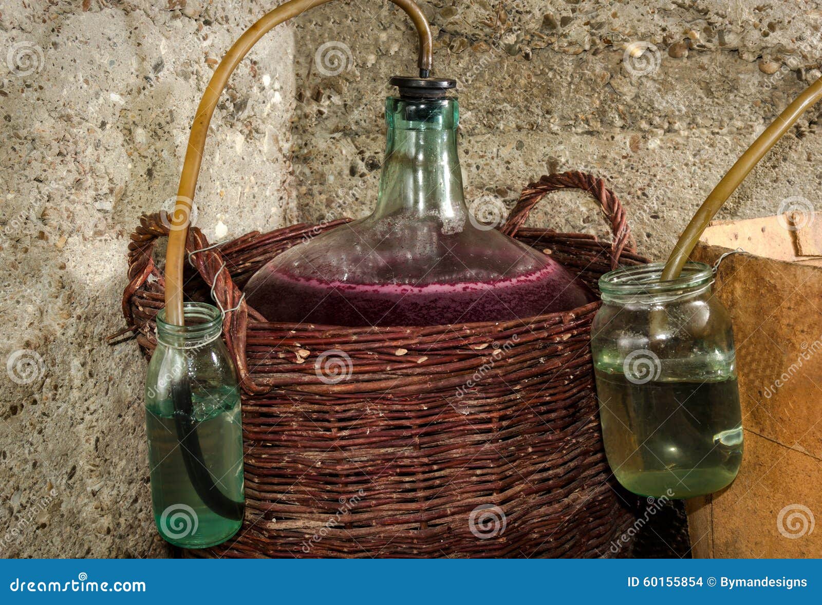 Processus De Fermentation De Vin Dans Des Touries De Vin Photo stock ...