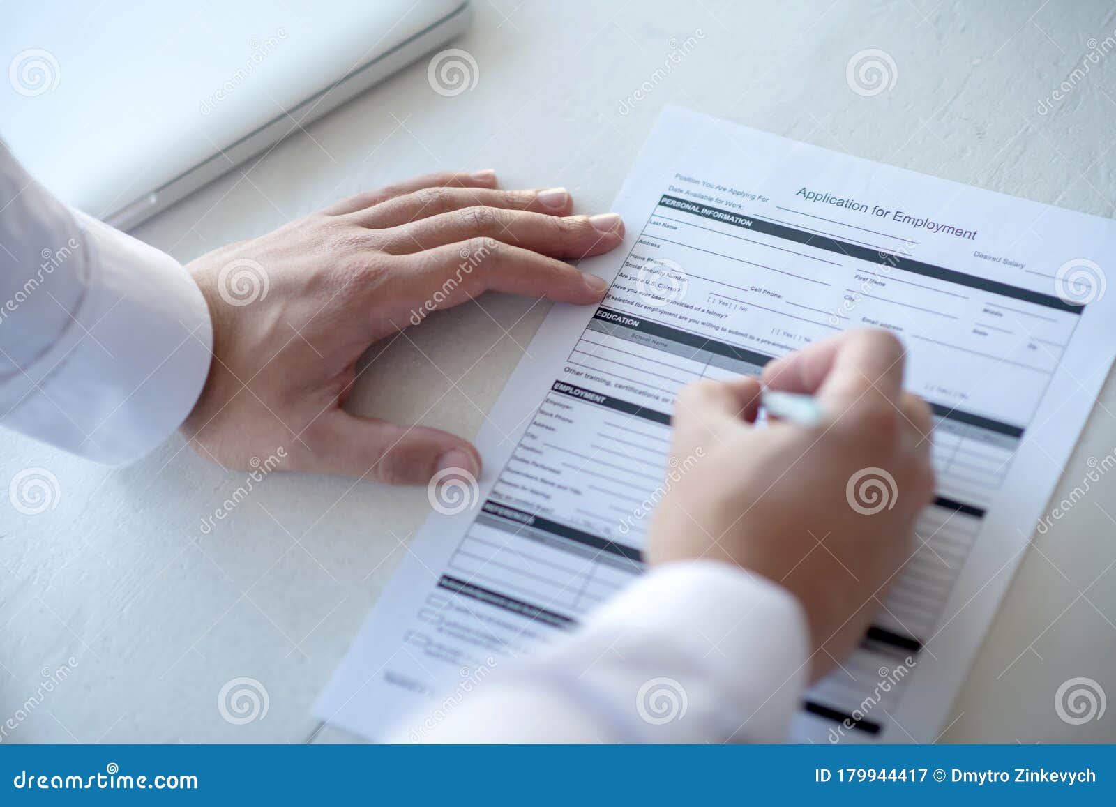 Proche D'un Homme Signant Des Documents Image stock - Image du avocat ...