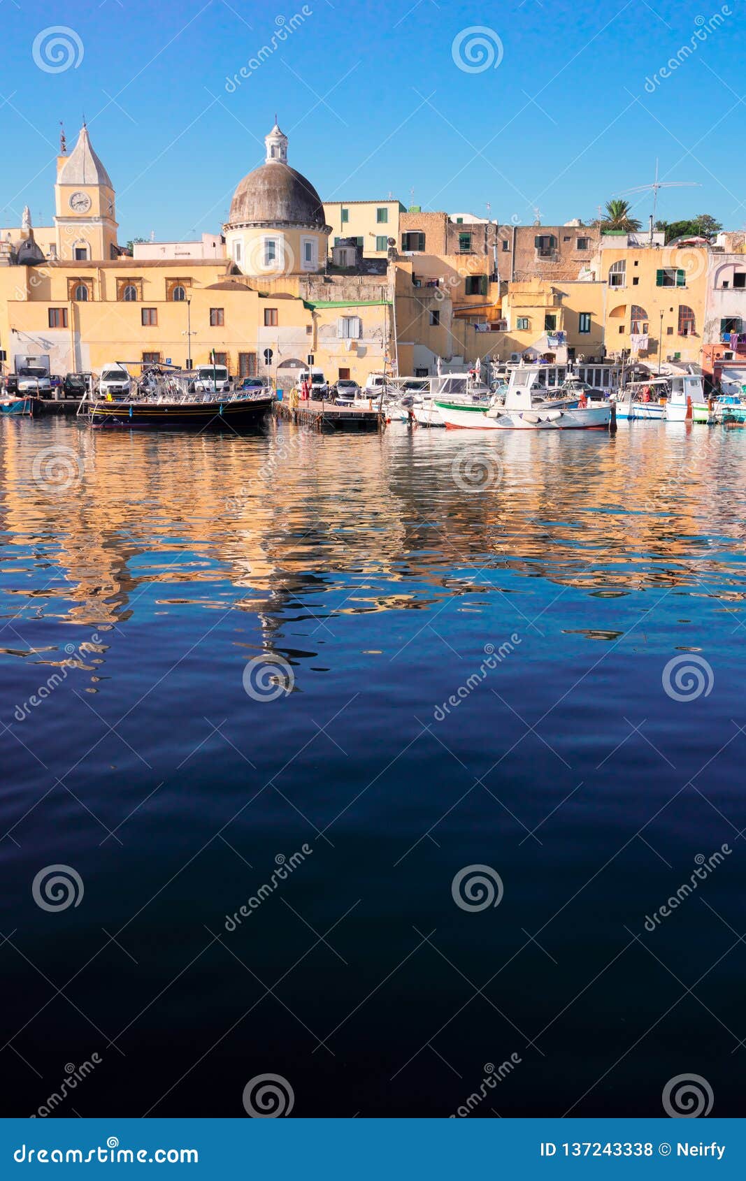Procida Insel, Italien stockfoto. Bild von gebäude, paradies - 137243338