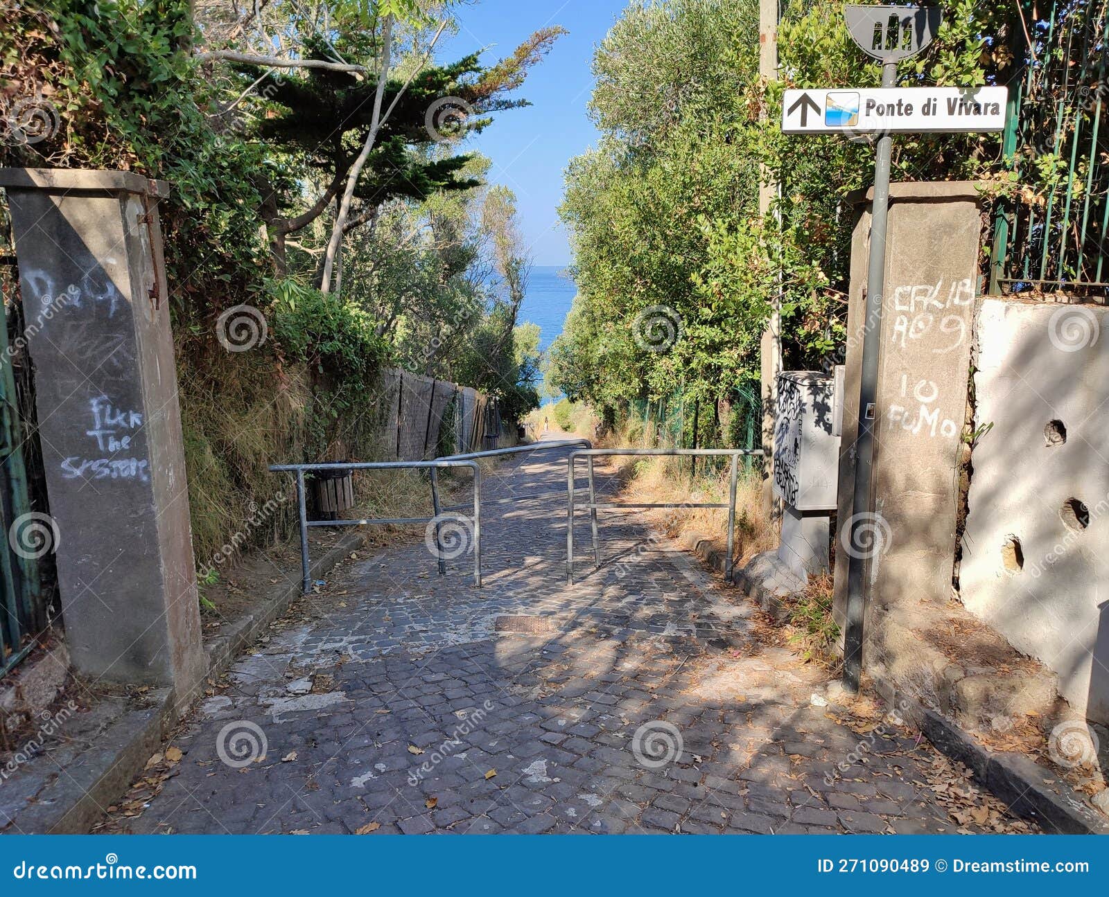 Procida - Sentiero Di Accesso Al Ponte Di Vivara Stock Image - Image of ...