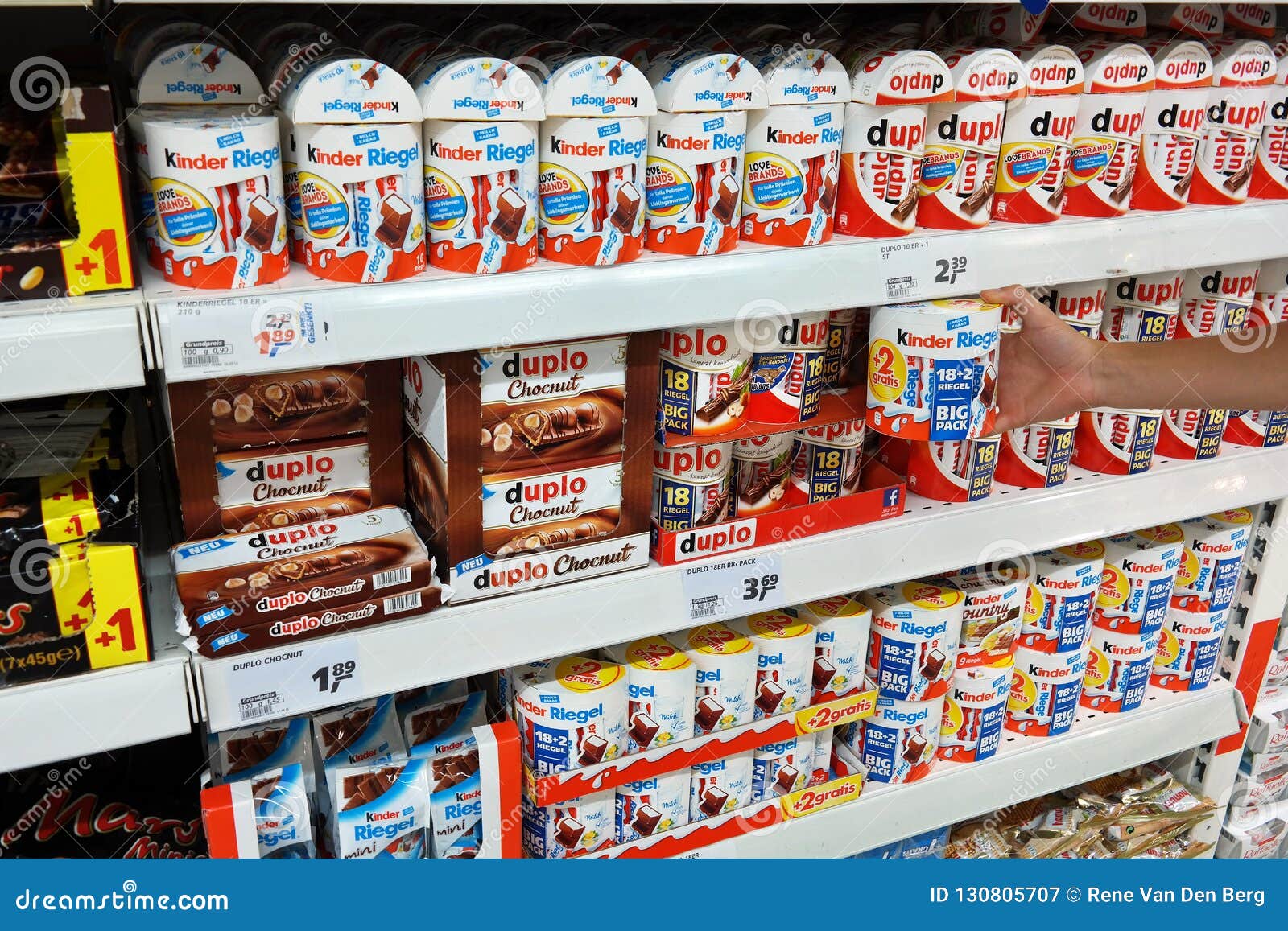 Prodotti Del Cioccolato Degli Scaffali Fotografia Editoriale - Immagine ...