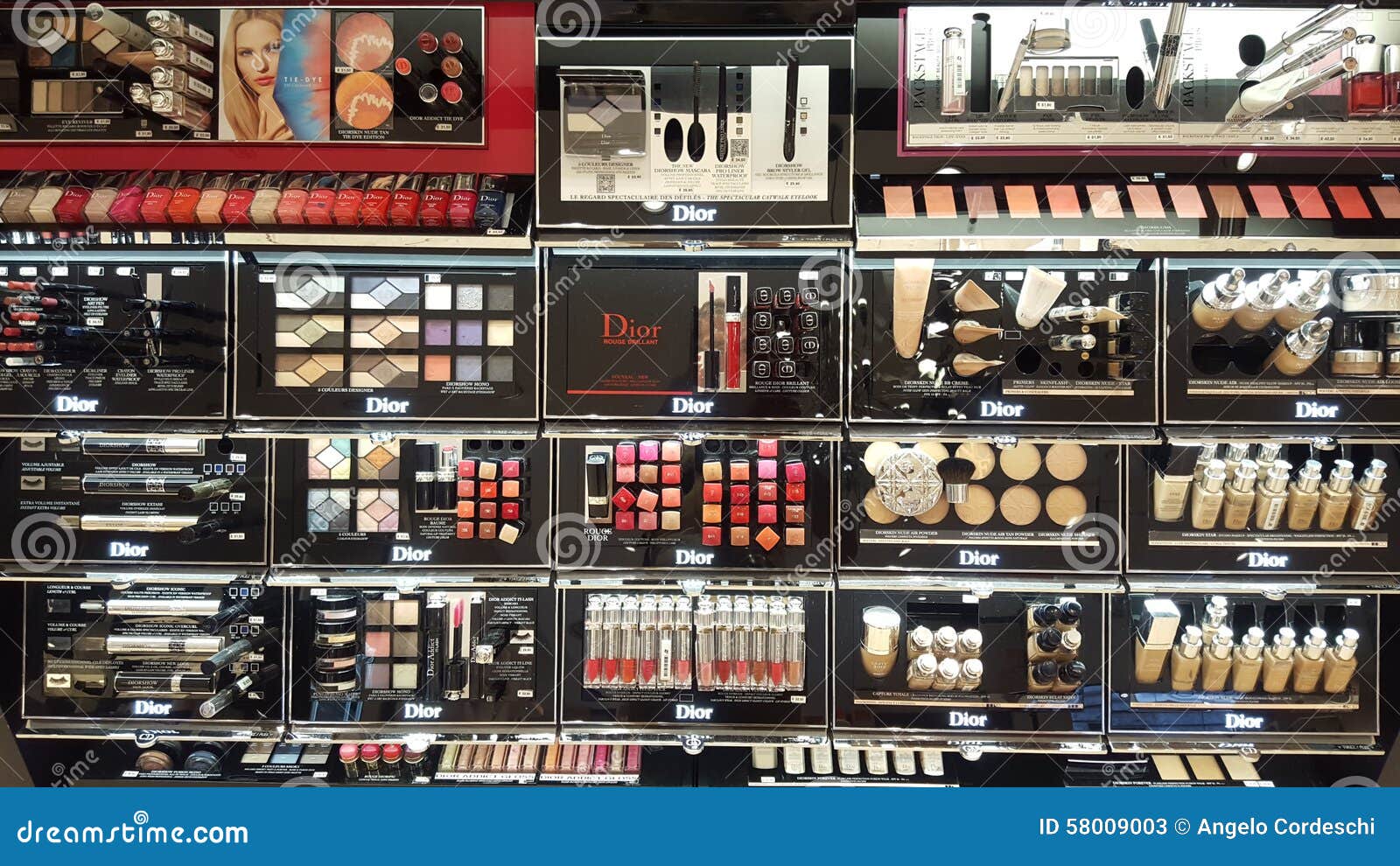 Prodotti Di Bellezza Scaffali Del Negozio Fotografia Stock Editoriale ...