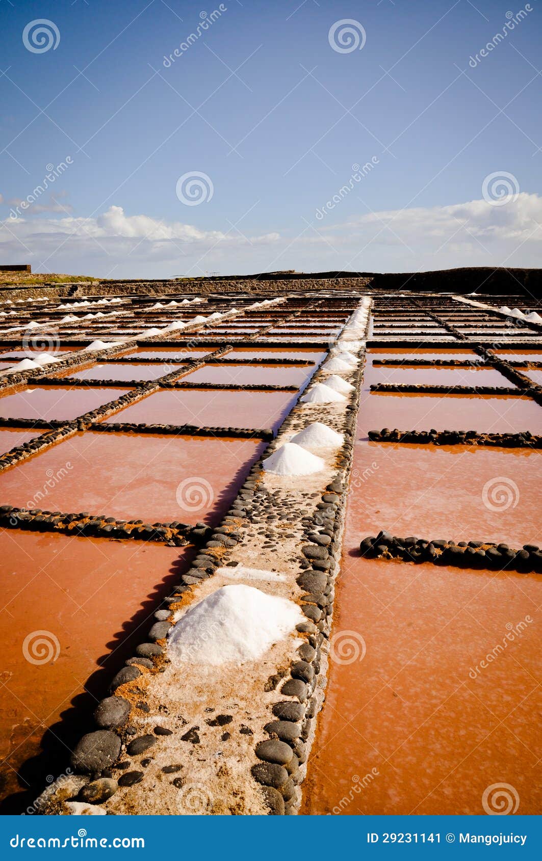Producción de sal del mar imagen de archivo. Imagen de pila - 29231141