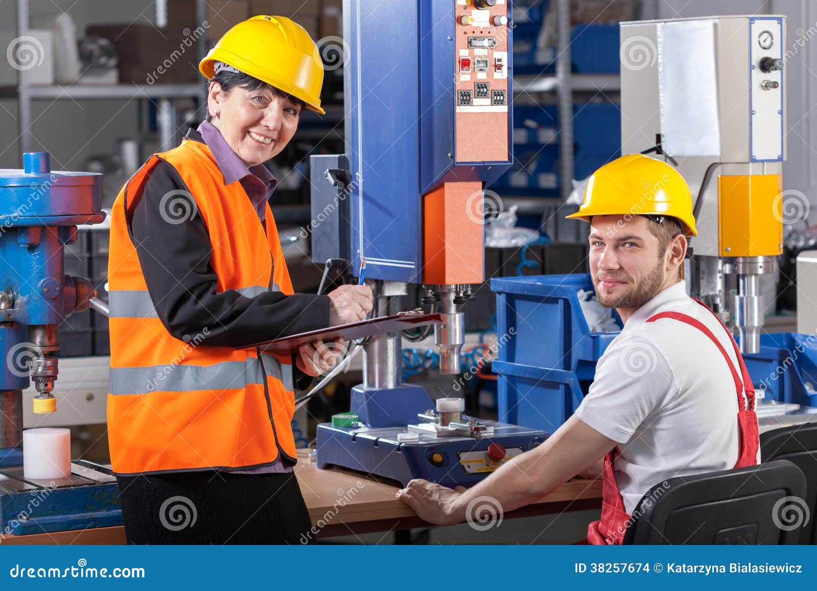 Productiearbeider Op Het Werk En Supervisor Stock Foto - Image of ...