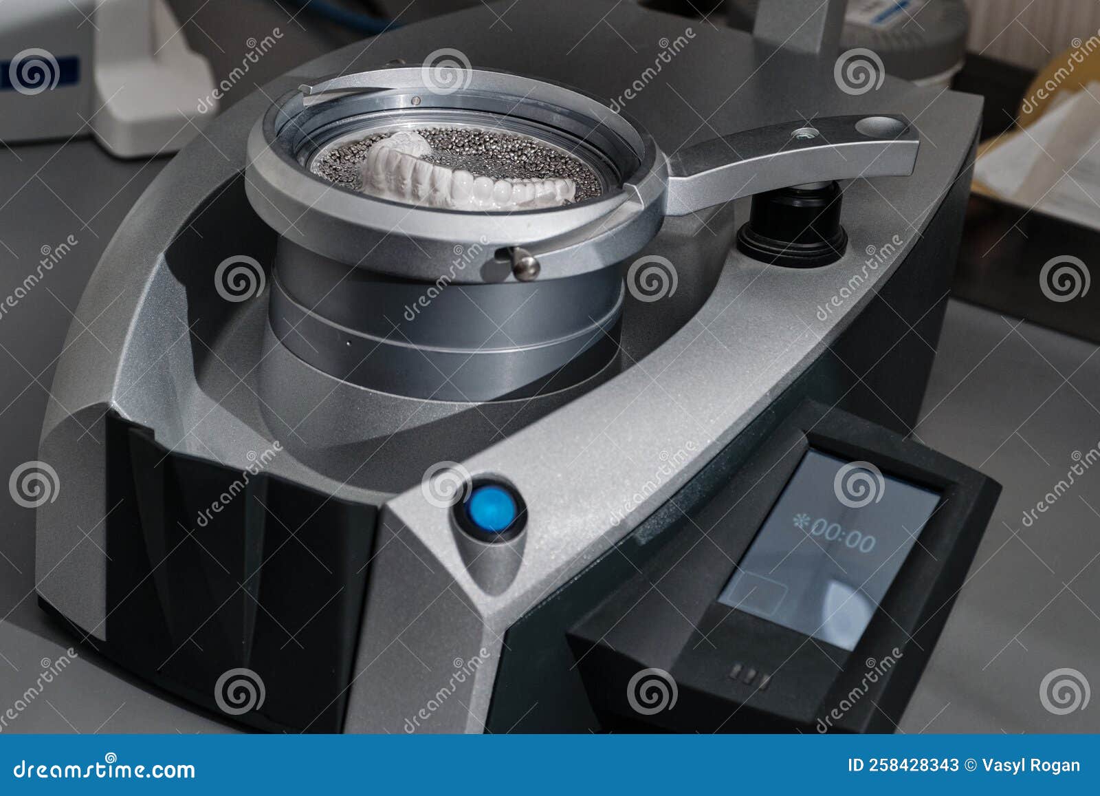 Production Process of the Clear Aligner. Orthodontic Clear Aligner ...