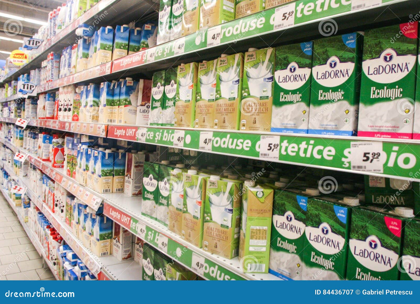 Productos a Base De Leche En Un Supermercado Fotografía editorial ...
