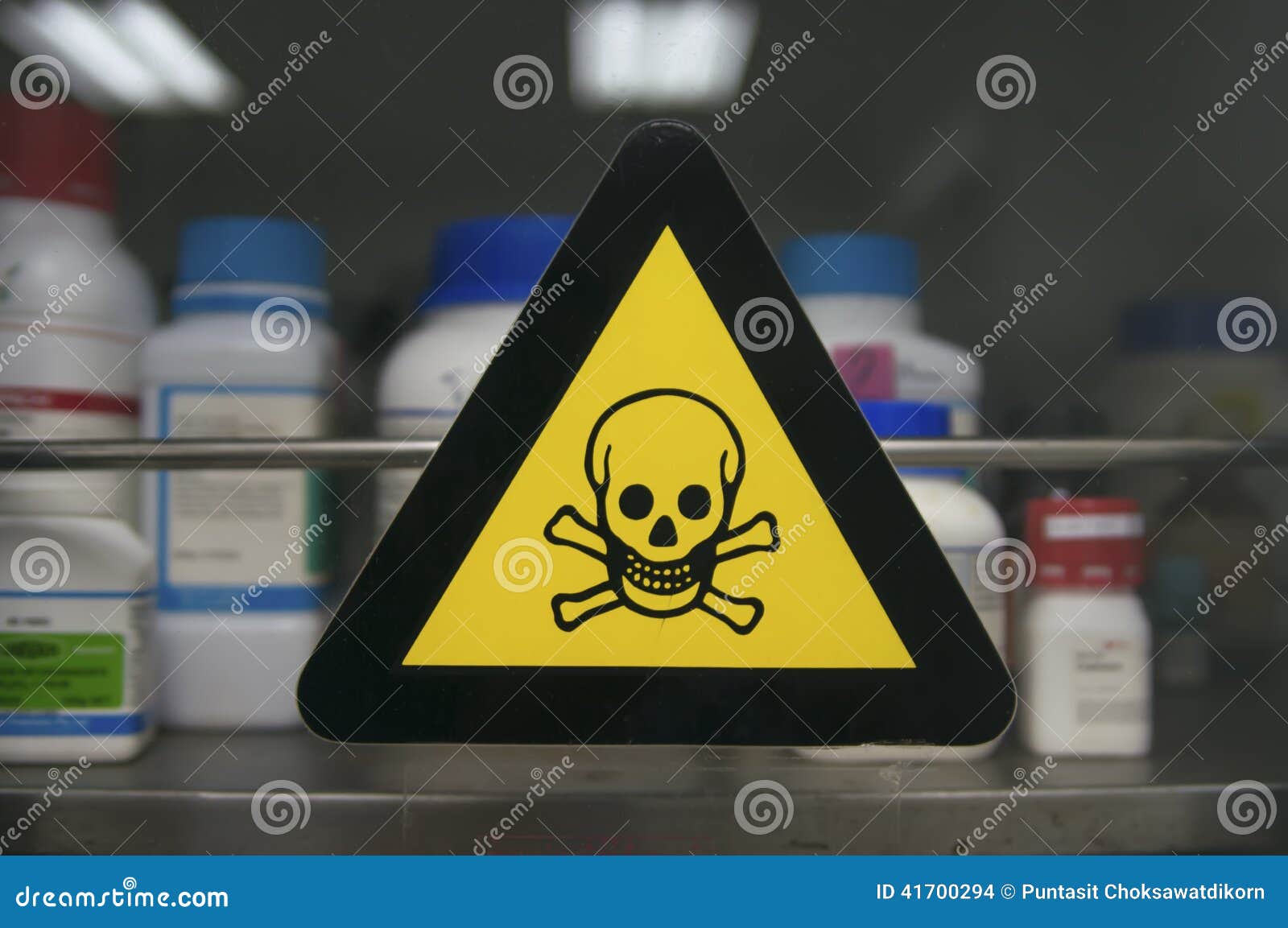 Produits Chimiques De Toxique De Label Photo stock - Image du matériaux ...