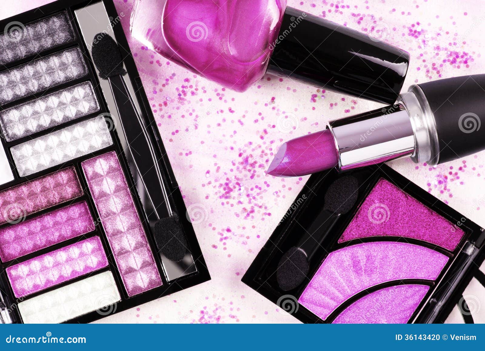 Produits De Maquillage Dans Le Rose Photo stock - Image du objets, poli ...