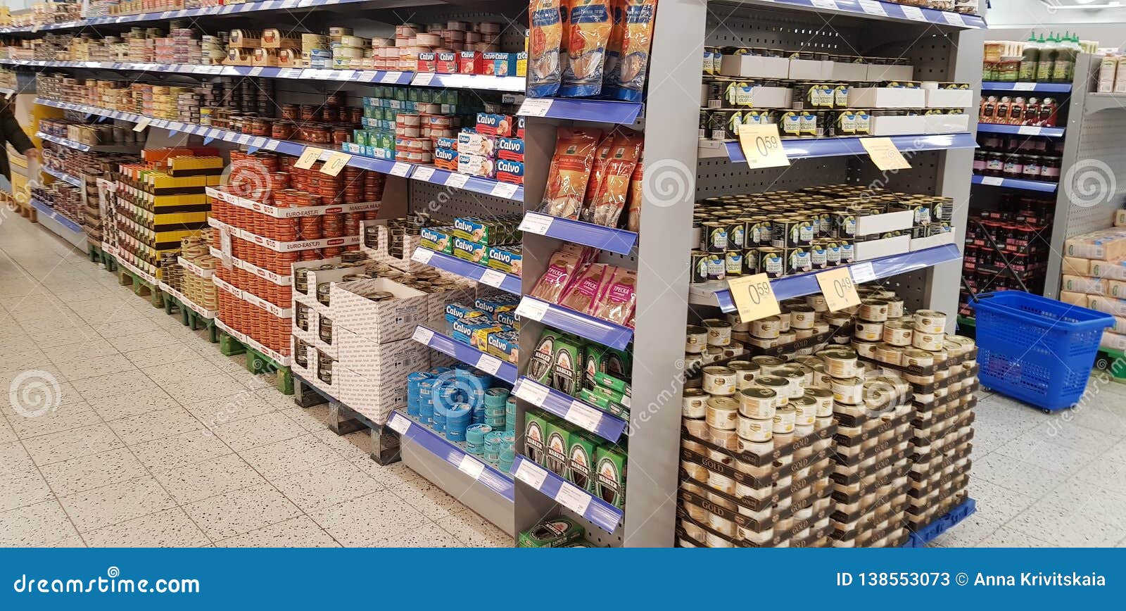 Produkte Auf Regalen in Einem Supermarkt Redaktionelles Stockfoto ...