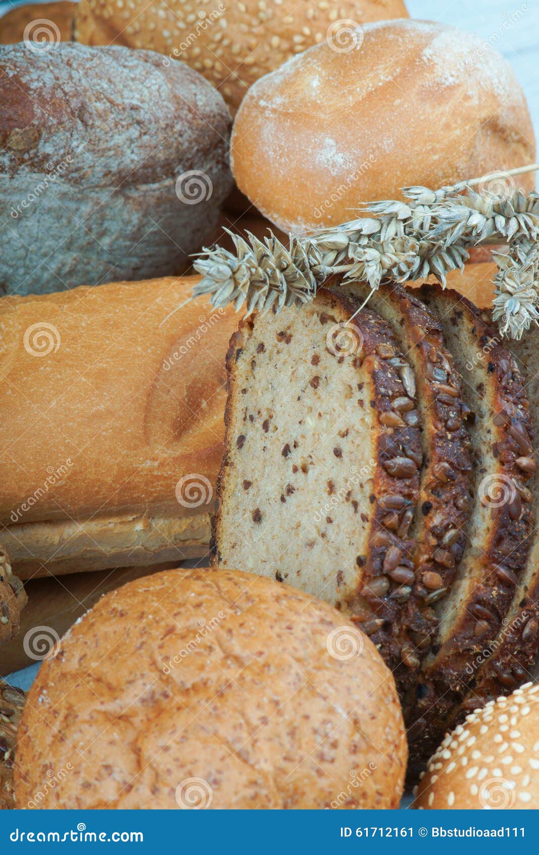 Produtos Da Padaria E Orelhas Do Trigo Em Uma Tabela Imagem de Stock ...