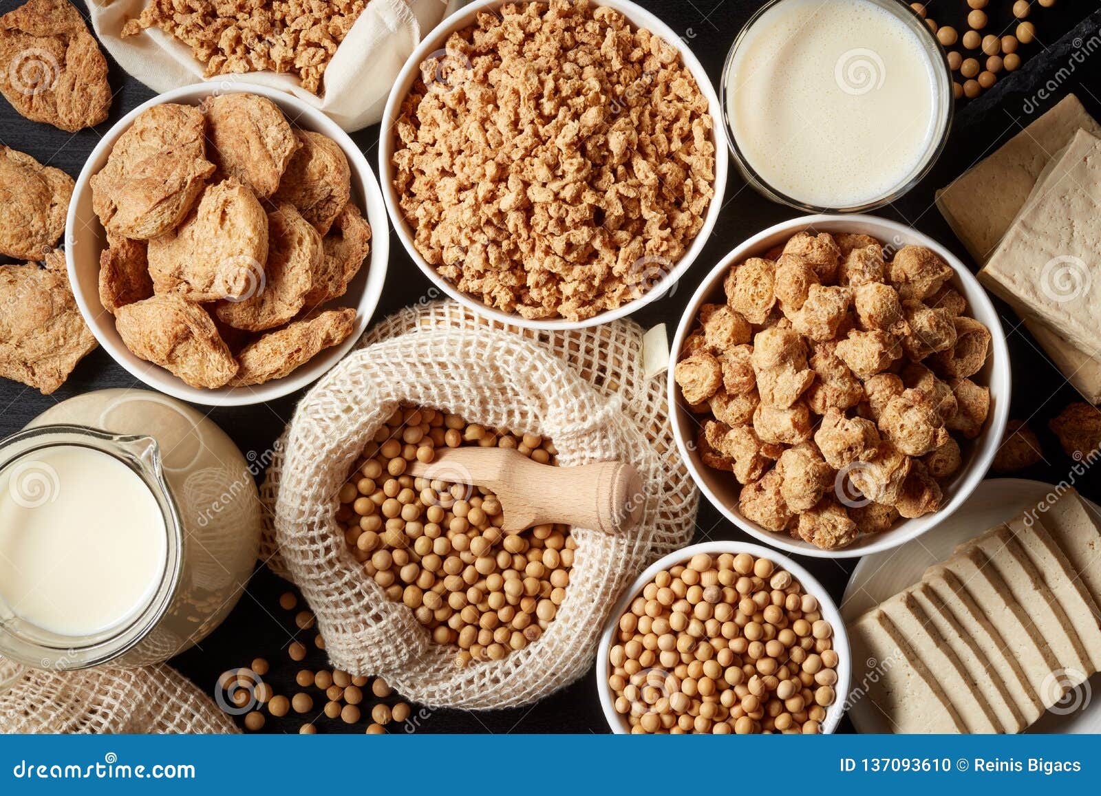 Produtos Da Soja No Fundo Preto, De Cima De Foto de Stock - Imagem de ...