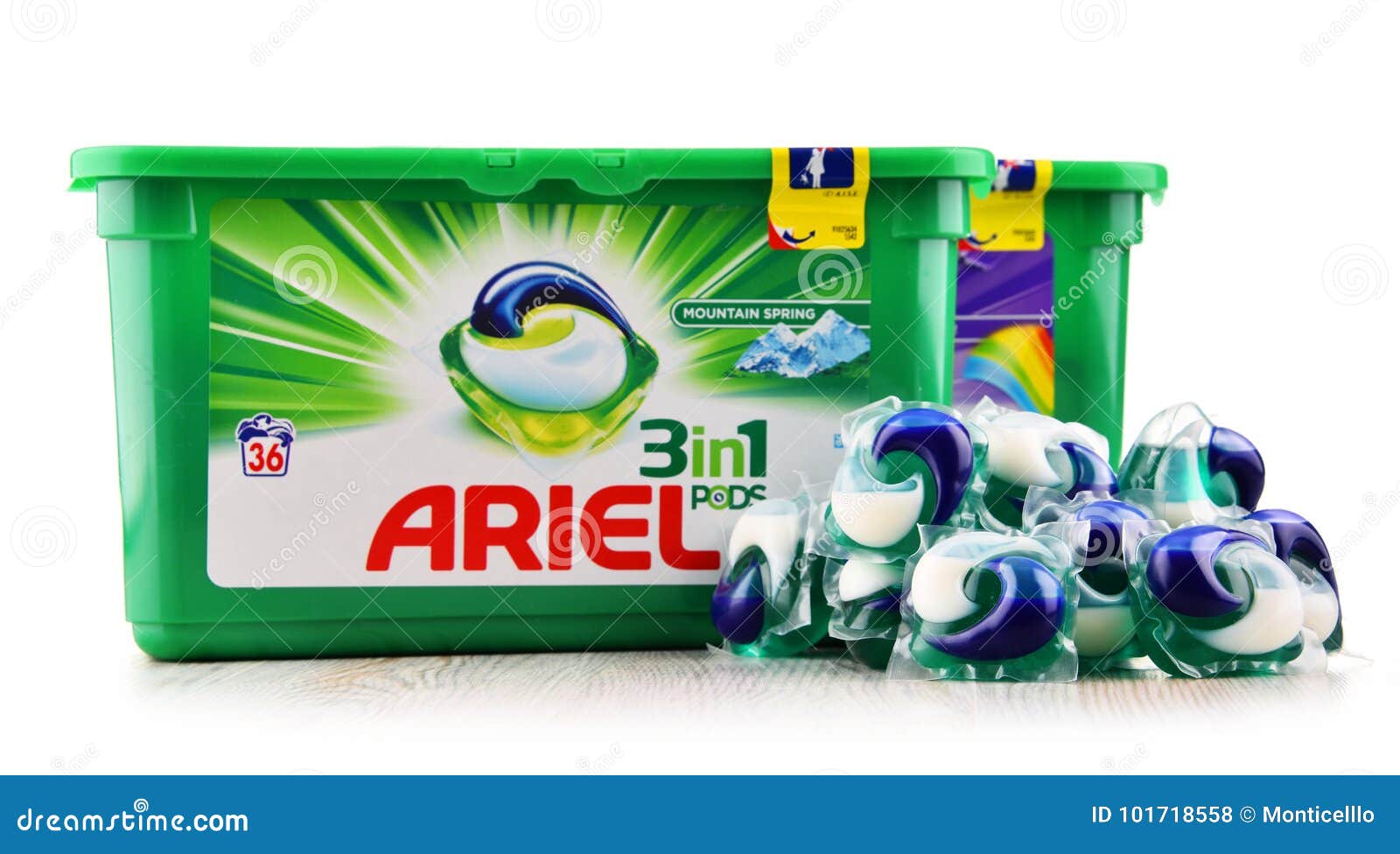 Produtos Do Detergente Para a Roupa De Ariel Isolados No Branco Foto de ...