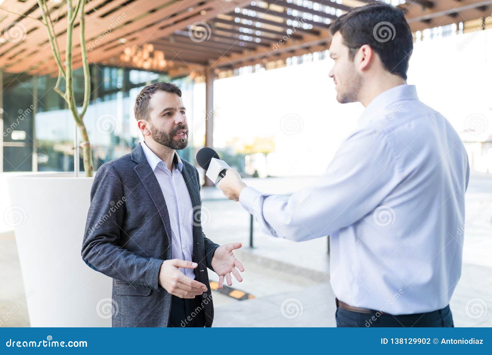 Profesional De with Microphone Interviewing Del Reportero Foto de ...