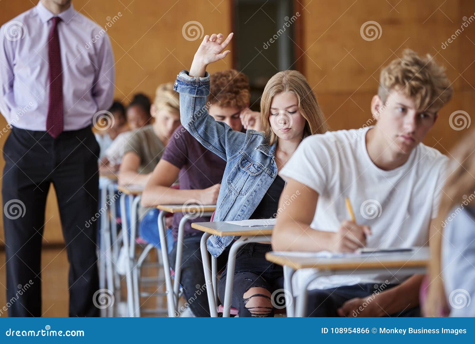 Profesor Adolescente Question De Sitting Examination Asking Del ...