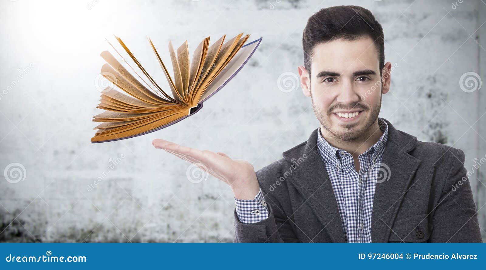 Profesor con el libro foto de archivo. Imagen de literatura - 97246004