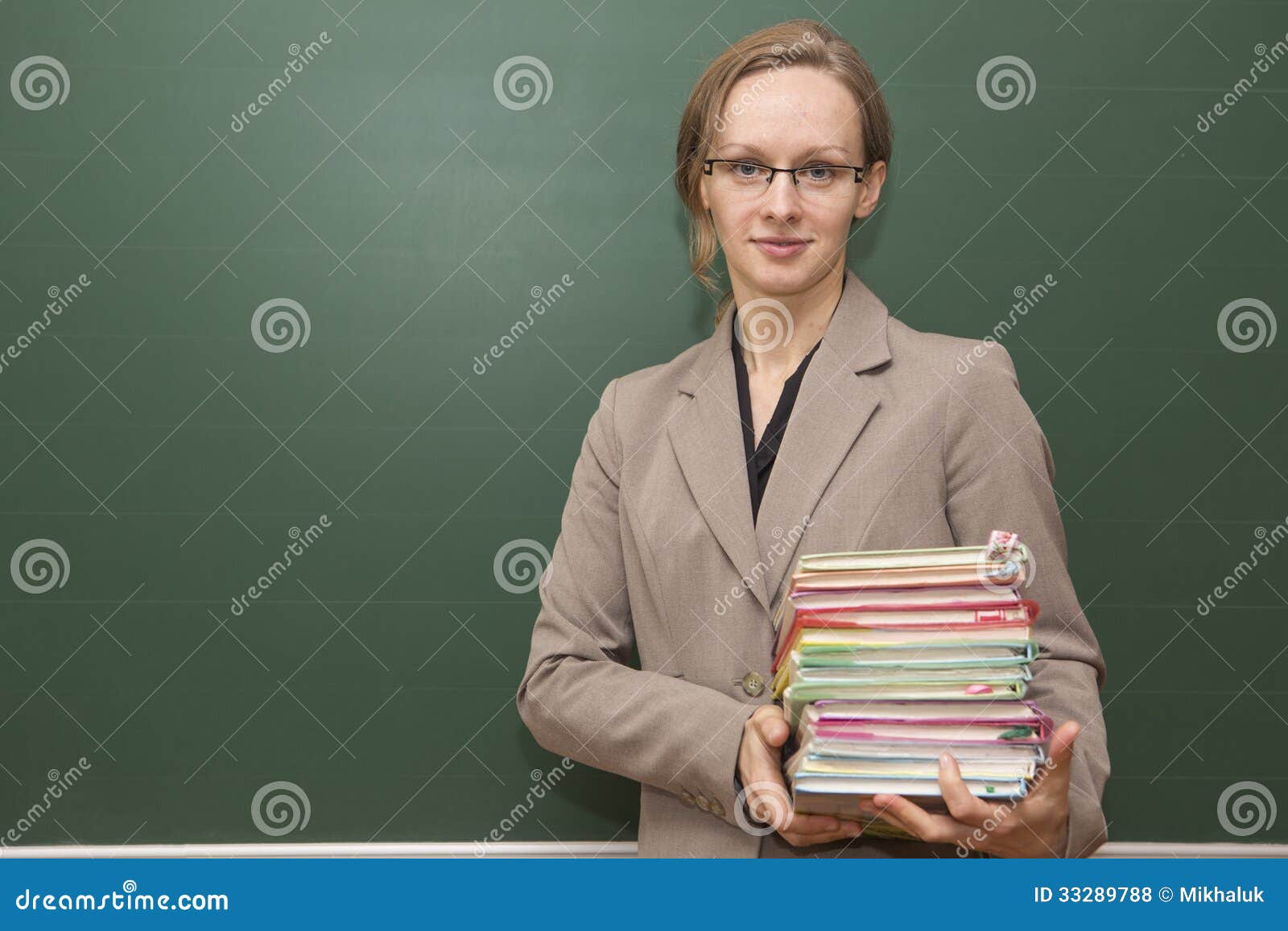 Profesor Con La Pila De Libros Foto de archivo - Imagen de joven, toma ...