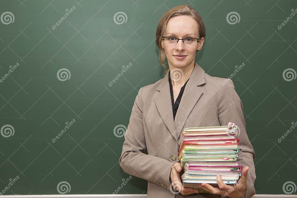 Profesor Con La Pila De Libros Foto de archivo - Imagen de joven, toma ...
