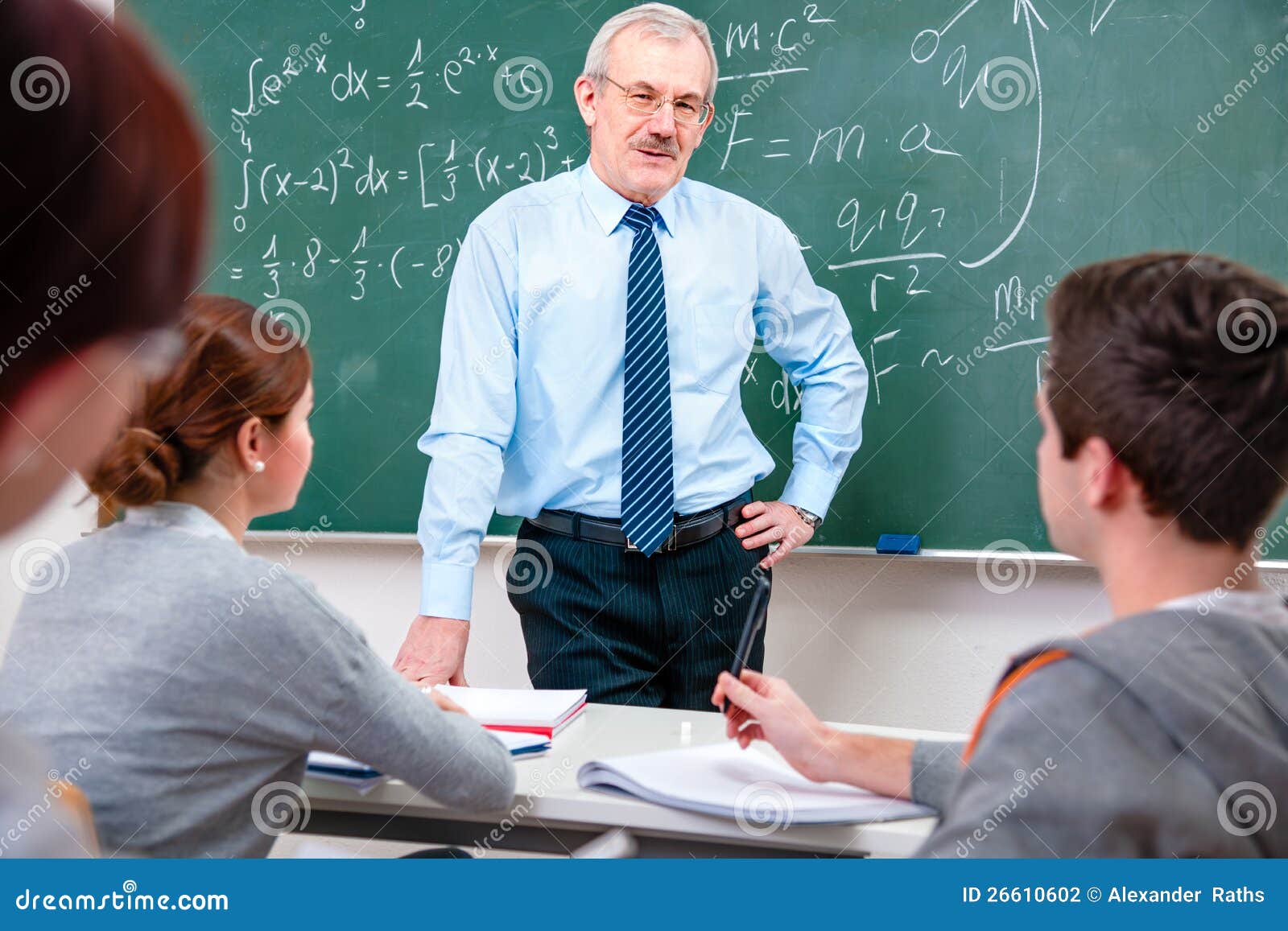 Profesor Con Los Estudiantes En Sala De Clase Foto de archivo - Imagen ...