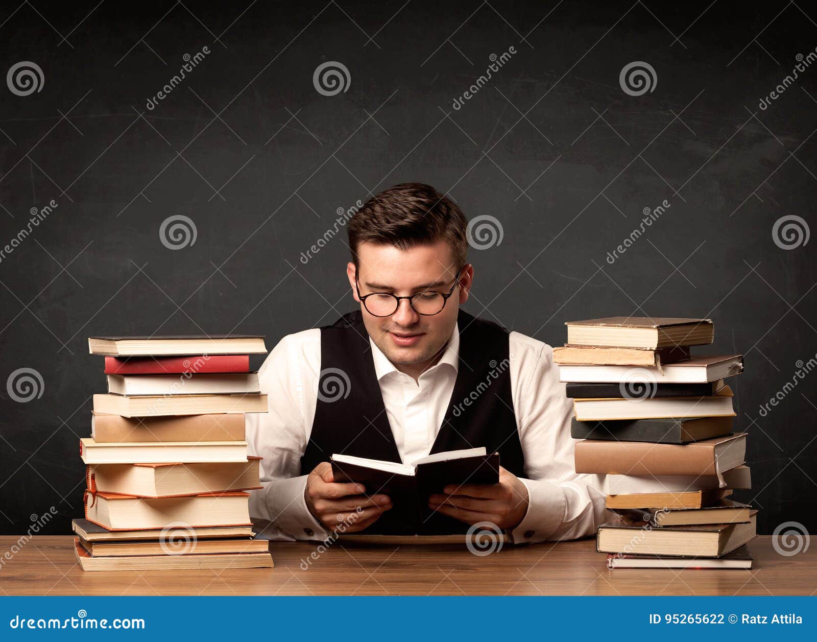 Profesor con los libros foto de archivo. Imagen de elegante - 95265622