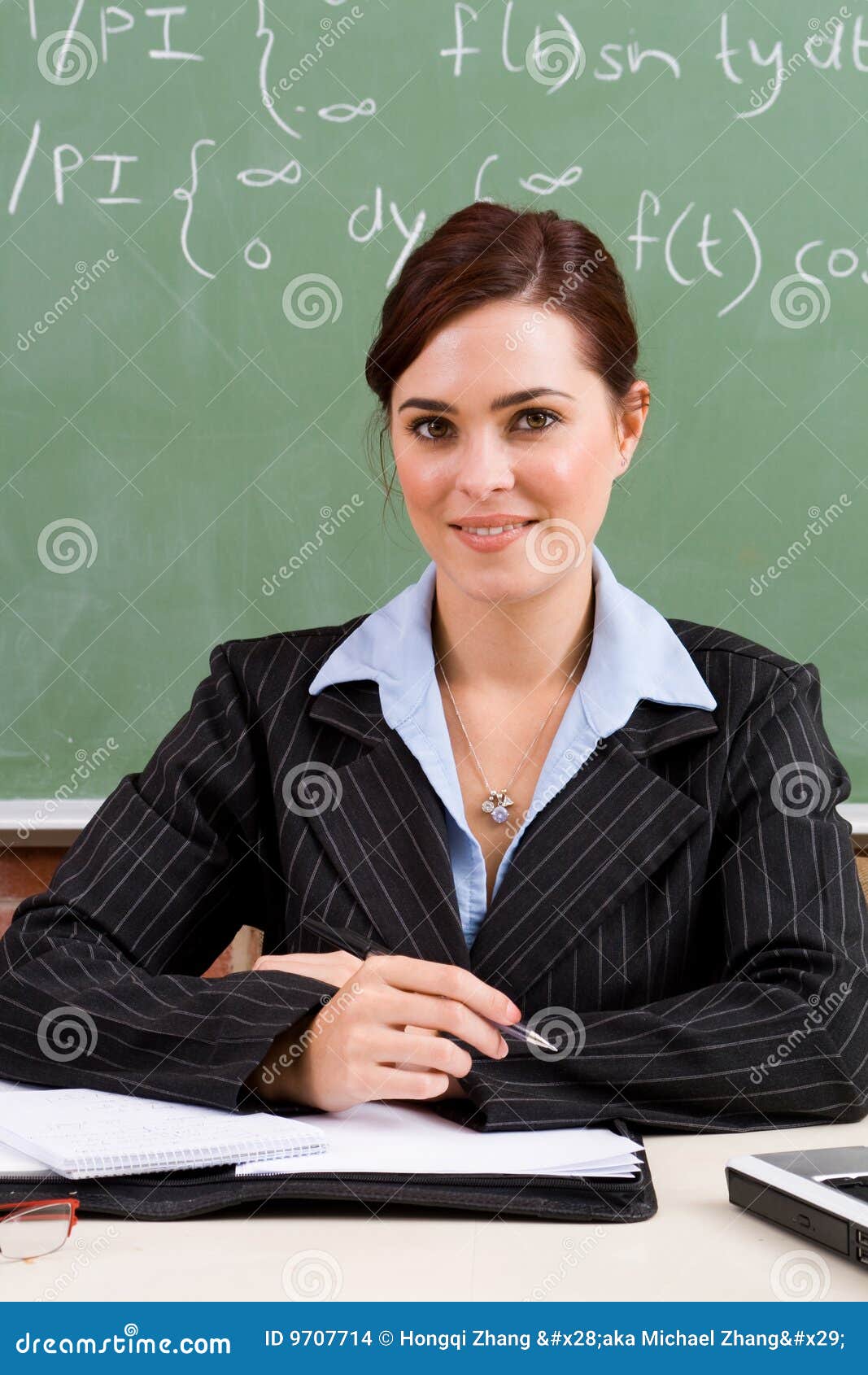 Profesor De Escuela De Sexo Femenino Foto de archivo - Imagen de ... Profesor De Escuela De Sexo Femenino Foto de archivo - Imagen de ...