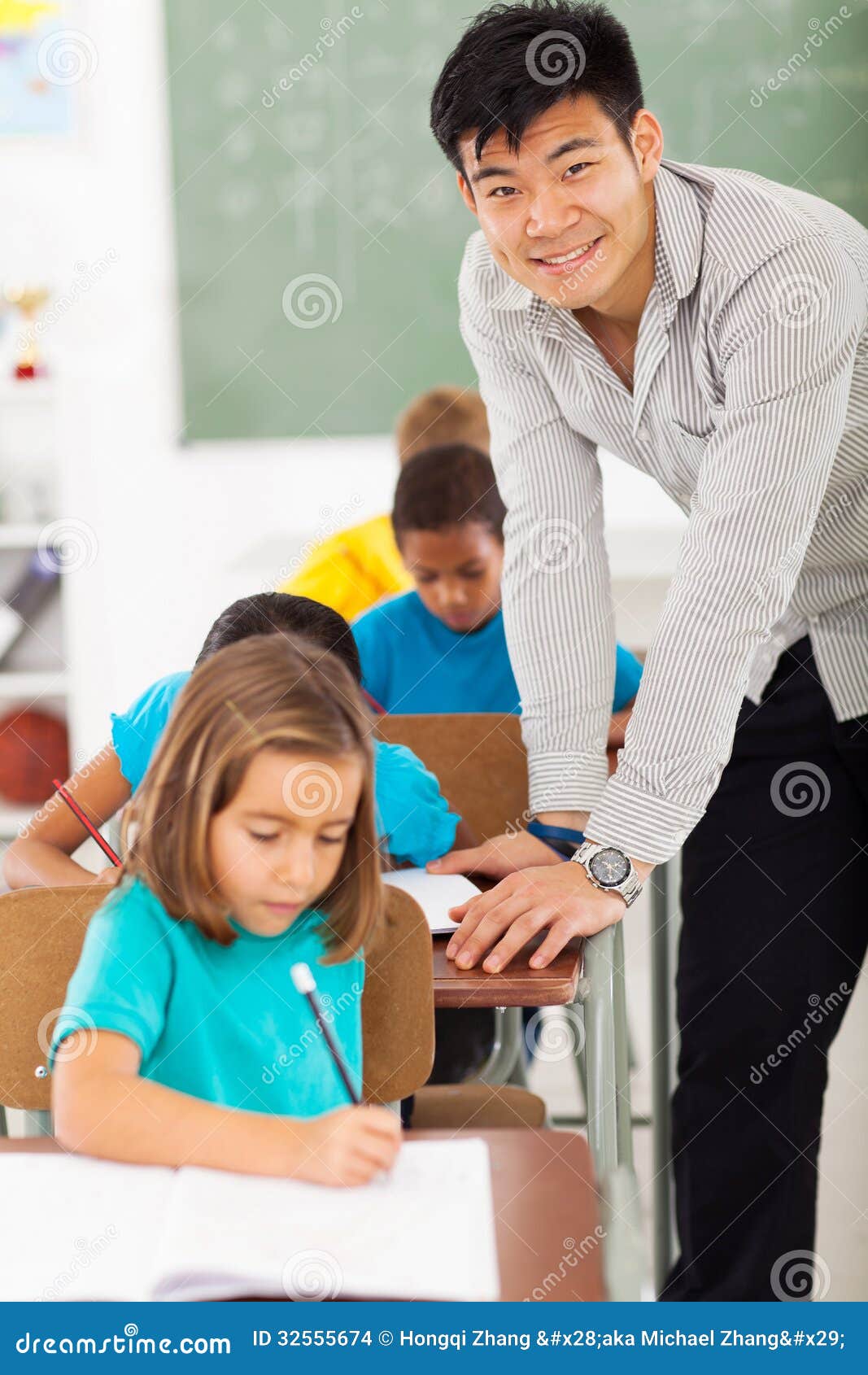 Profesor De Escuela Elemental Foto de archivo - Imagen de mirando ...