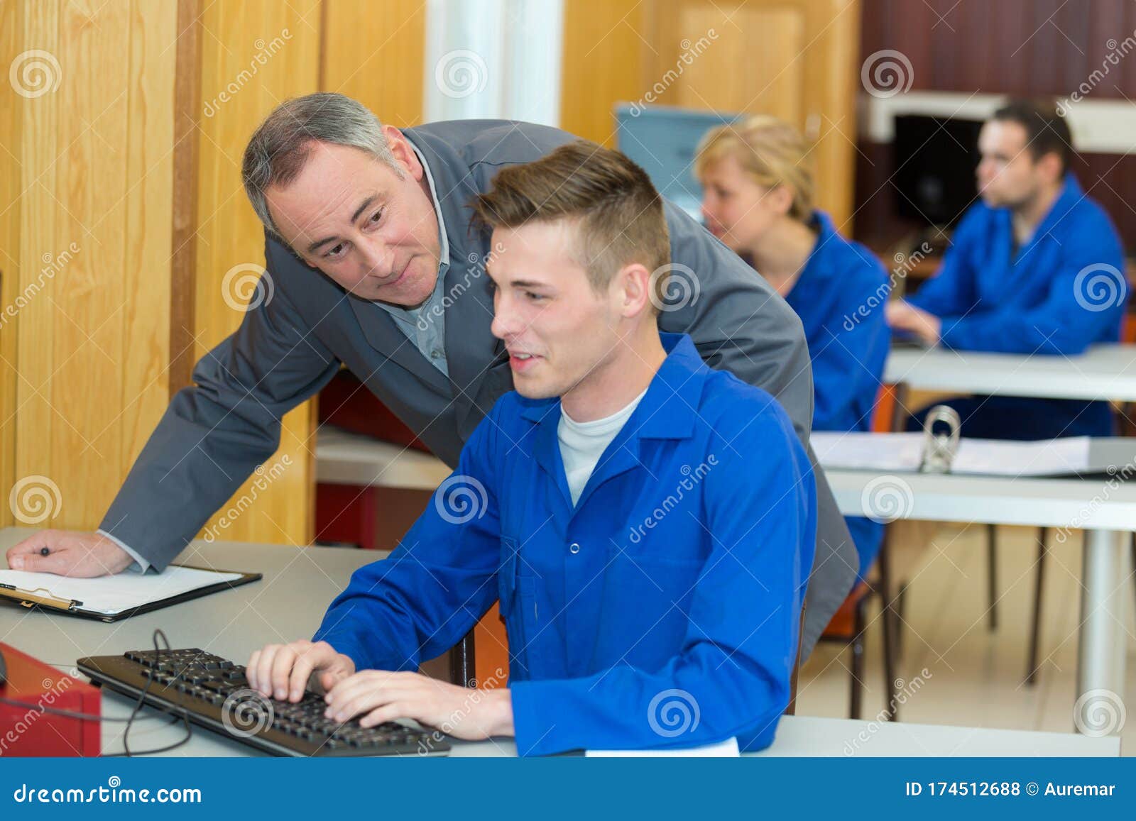Profesor Explica Algo Al Alumno Foto de archivo - Imagen de industria ...