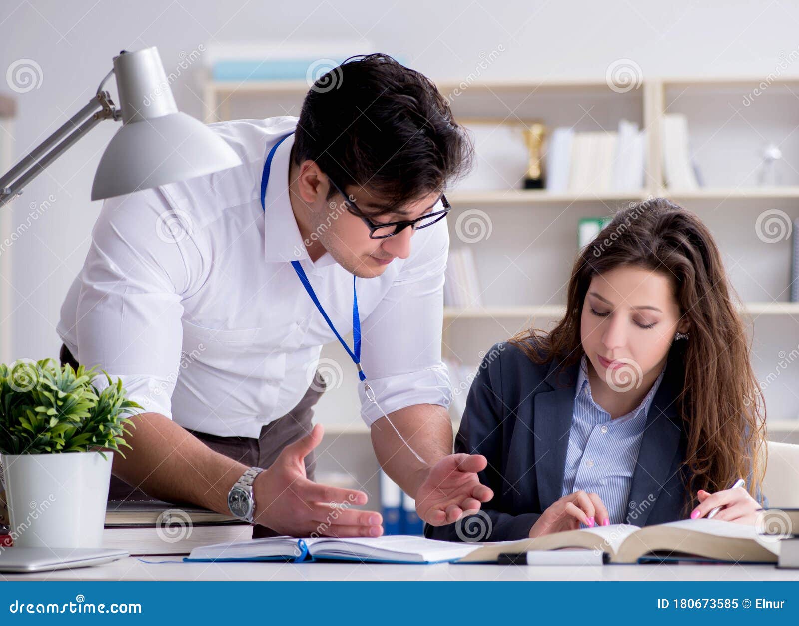 Profesor Explicando Al Estudiante En La Conferencia Imagen de archivo ...