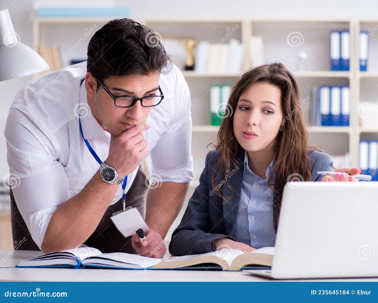 Profesor Explicando Al Estudiante En La Conferencia Foto de archivo ...