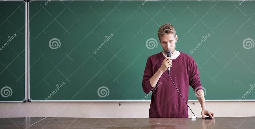Profesor Joven Del Profesor Que Habla Con El Micrófono En La Sala De ... Profesor Joven Del Profesor Que Habla Con El Micrófono En La Sala De ...