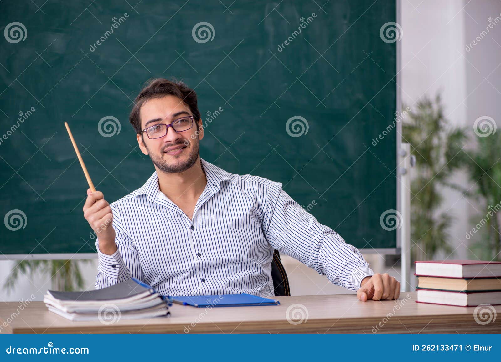Profesor Joven Sentado En El Aula Imagen de archivo - Imagen de ...