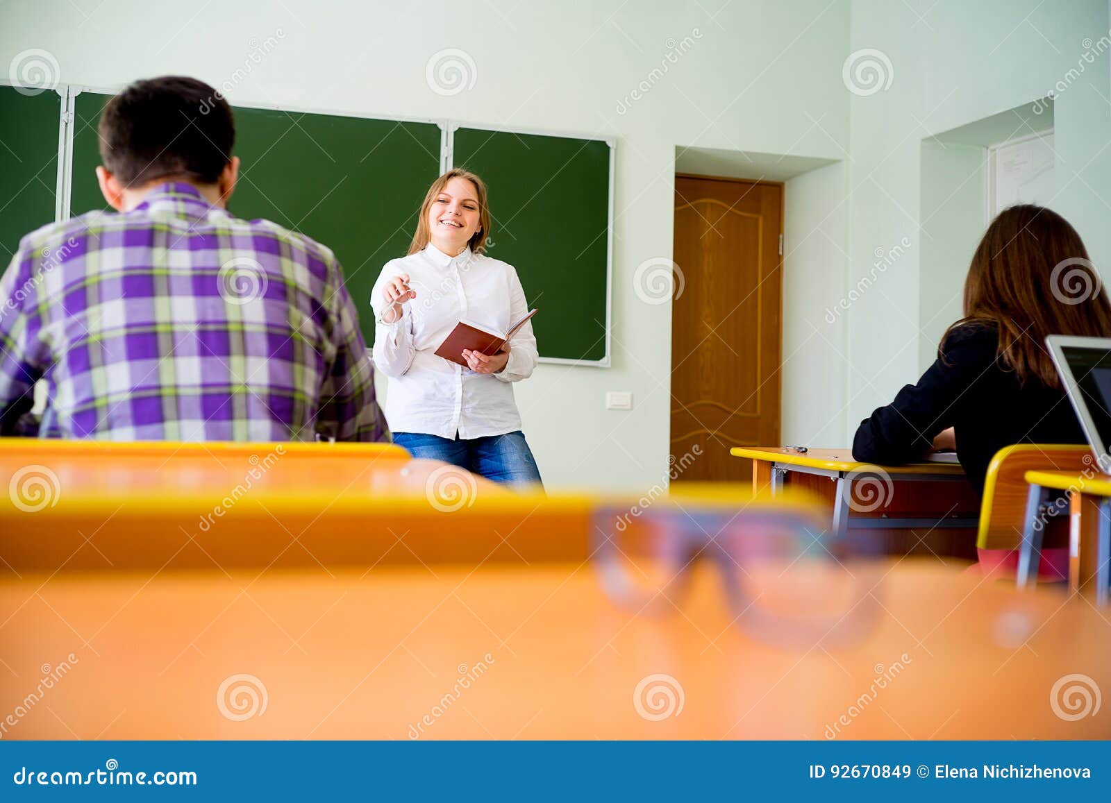 Profesor que explica algo imagen de archivo. Imagen de universidad ...