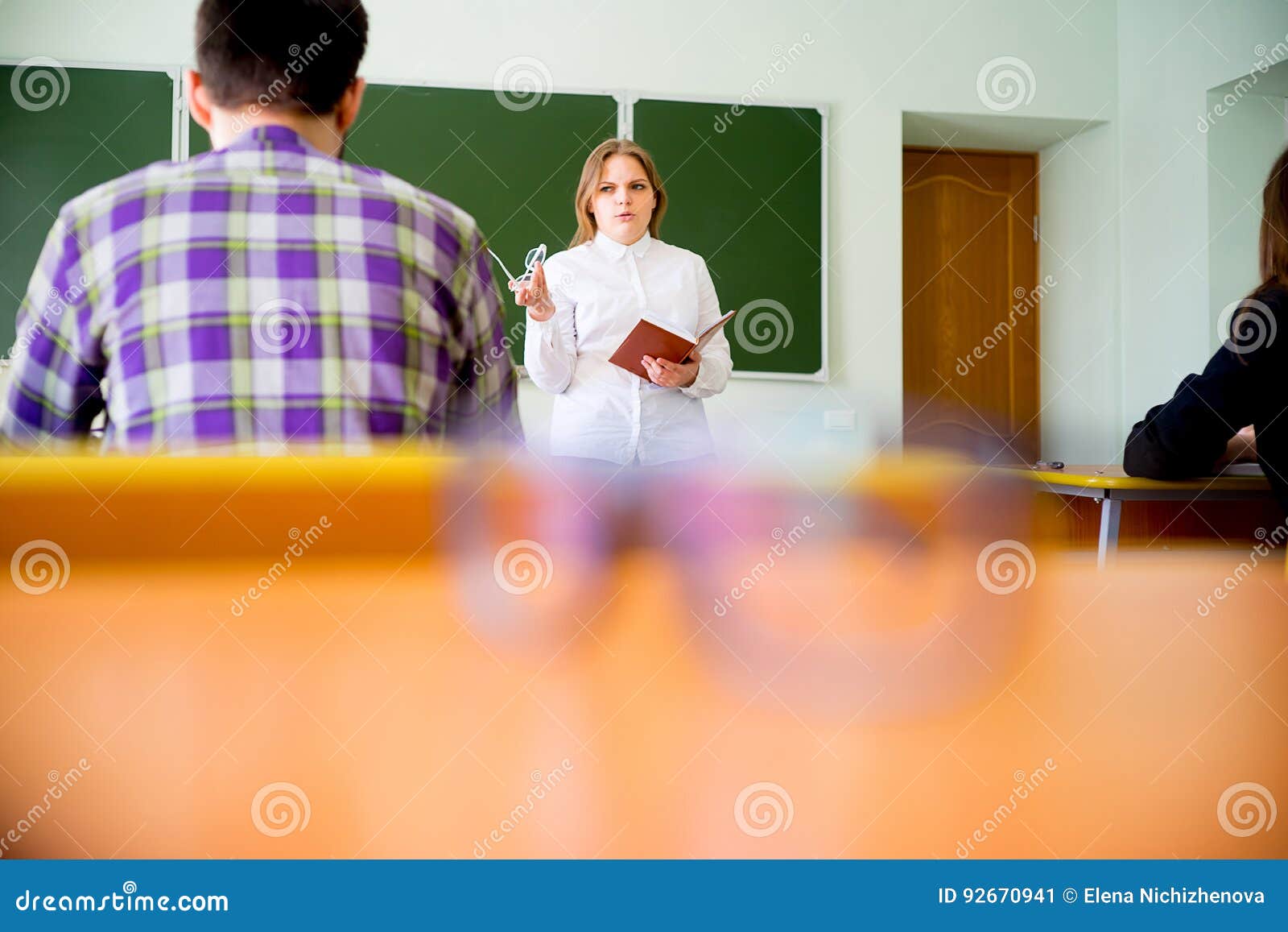 Profesor que explica algo imagen de archivo. Imagen de grupo - 92670941