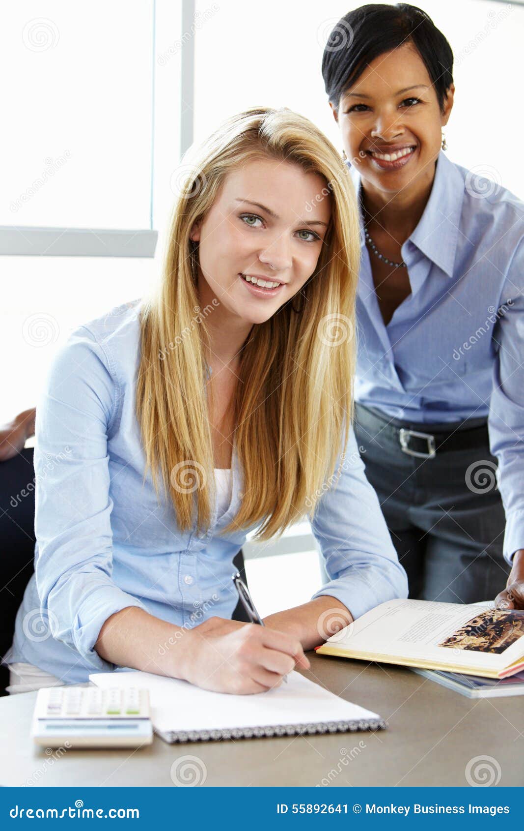 Profesor Y Alumno En Clase Imagen De Archivo Imagen De Escritorio 55892641
