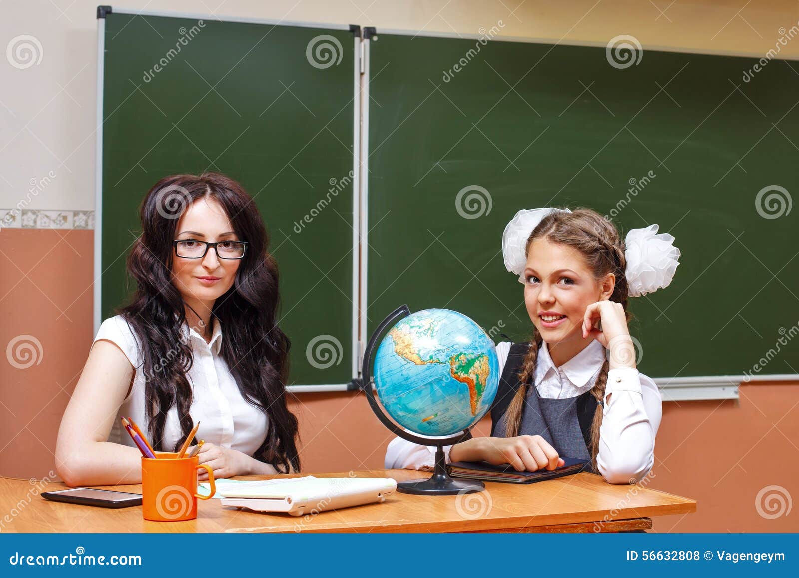 Profesor Y Alumno En Clase De La Geografía Foto De Archivo Imagen De Primario Colegial 56632808