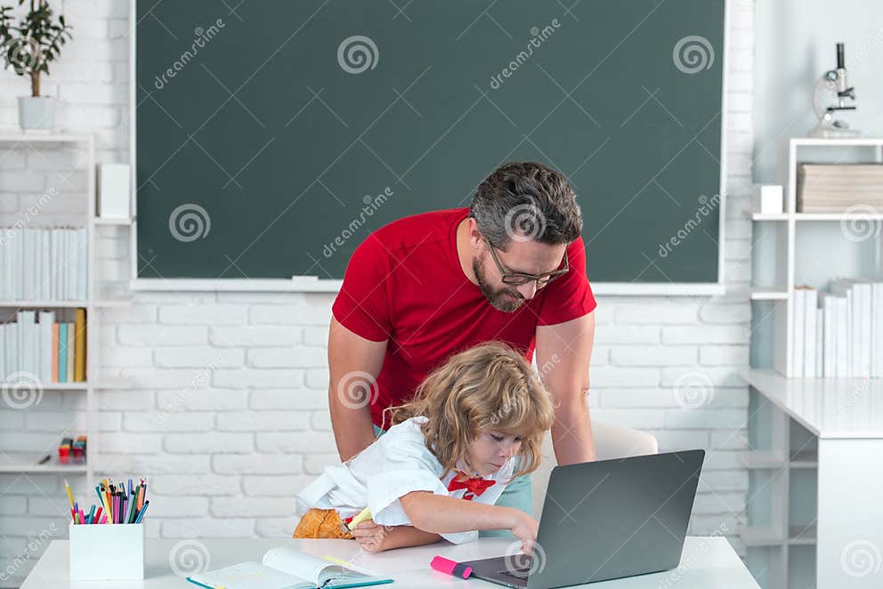 Profesor Y Escolar Aprendiendo En Clase En La Escuela El Alumno De La Escuela Primaria Tiene