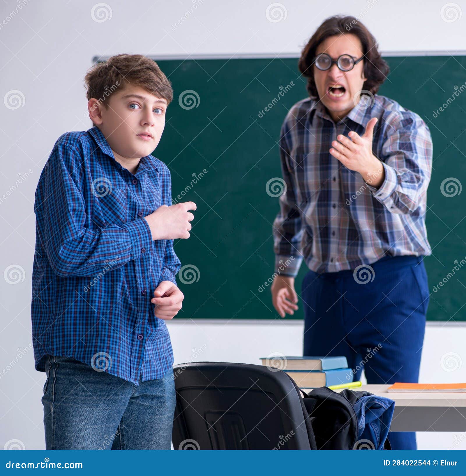 Profesor Y Niño Divertidos En El Aula Foto De Archivo Imagen De Asustado Pizarra 284022544